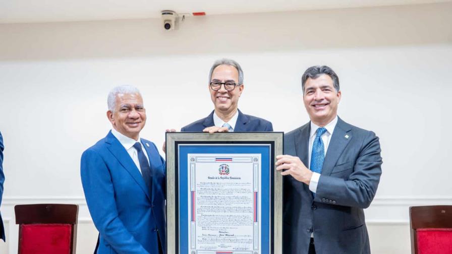 El Senado reconoce la trayectoria del poeta y escritor José Mármol ...